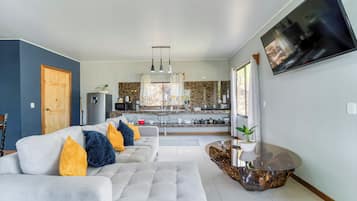 Casa Familiar, vista para o jardim | Sala de estar | Televisor
