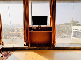 Quarto casal luxo, vista para a cidade | Escrivaninha, espaço de trabalho para notebook, Wi-Fi de cortesia