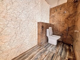 Quarto casal luxo, vista para a cidade | Escrivaninha, espaço de trabalho para notebook, Wi-Fi de cortesia