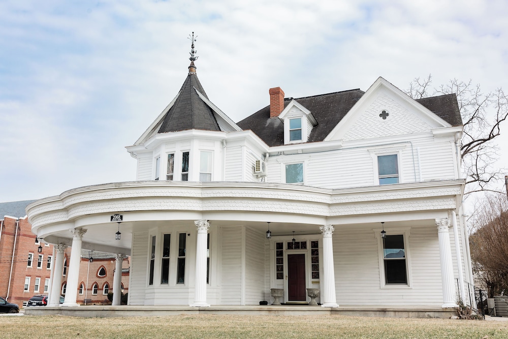 Blue Ridge Abbey Bed & Breakfast - Lexington, VA