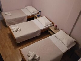 Quarto triplo básico, para não fumantes | Escrivaninha, espaço de trabalho para notebook, roupa de cama
