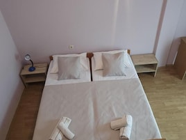 Quarto básico | Escrivaninha, espaço de trabalho para notebook, roupa de cama