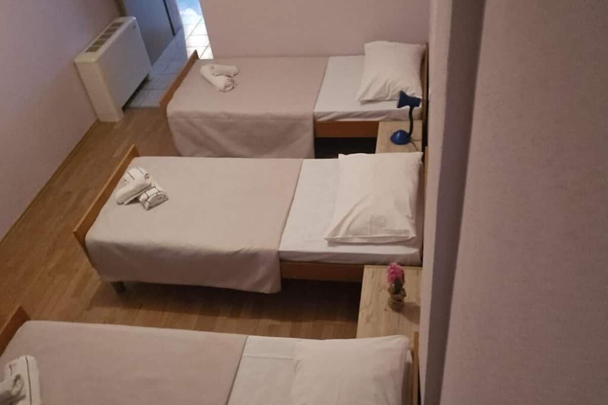 Quarto Triplo Básico, não fumadores | Secretária, secretária adequada para computadores portáteis 