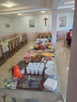 Disposição de buffet com diversos alimentos e utensílios de jantar.