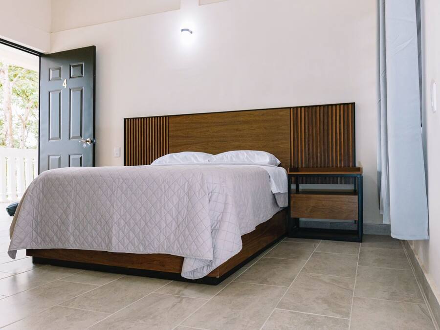 Quarto clássico, vista para o rio | Roupas de cama premium, edredons de pluma, escrivaninha