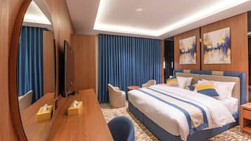 Quarto Superior | Cofre no quarto, cortinas/cortinados opacos, ferro/tábua de engomar