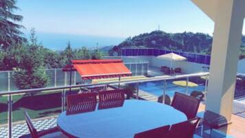 Quarto Twin Básico, Vista para a cidade | Terraço/pátio interior