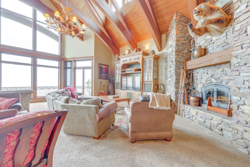 Hot Tub + Views: Luxe Mountain Escape In Yucaipa - 博蒙特