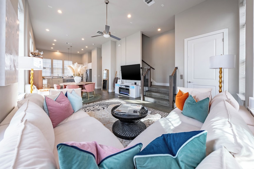 Modern Home, Private Balcony, Near Rainey & Lady Bird Lake | Haus Of Z - Austin, TX