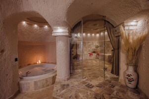 Suite Sénior (Caves) | Casa de banho | Um polibã e uma banheira separados, um secador de cabelo, chinelos 