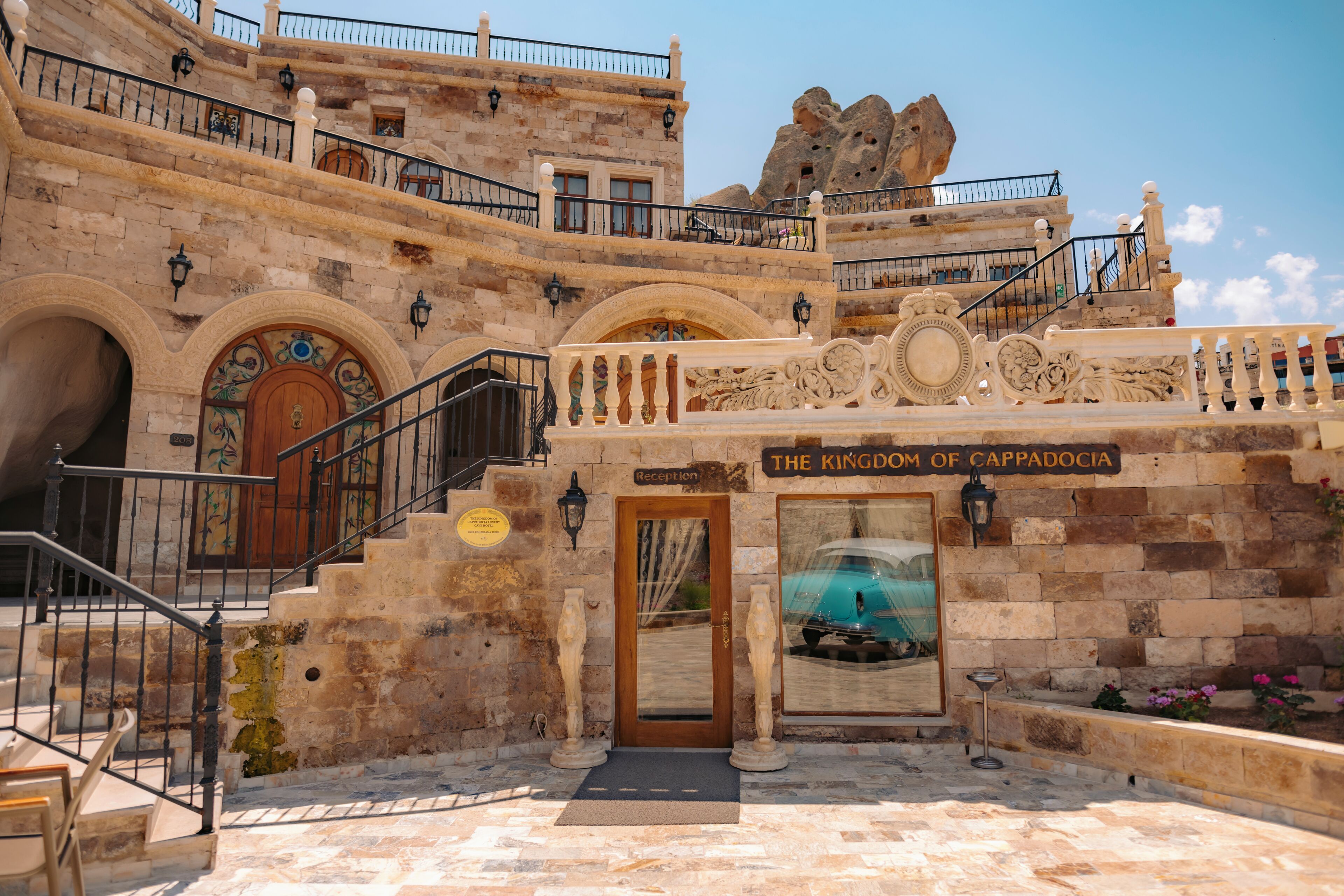 Um edifício histórico com área de recepção, paredes de pedra e uma placa com a inscrição 'The Kingdom of Cappadocia'.
