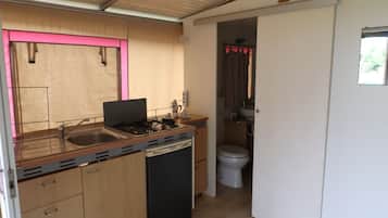 Tenda Básica, pátio | Cozinha privada | Uma placa de cozinha, utensílios de cozinha