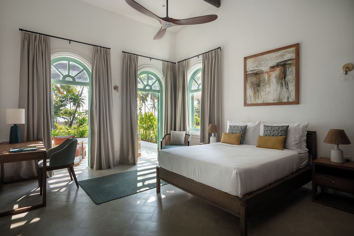 Cofres nos quartos, escrivaninha, cortinas blackout