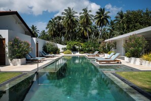 Piscina externa, guarda-sóis, espreguiçadeiras