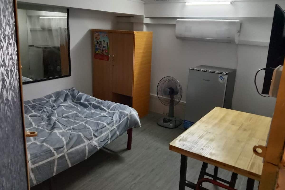 Estúdio Básico, 1 quarto | 1 quarto, secretária, secretária adequada para computadores portáteis