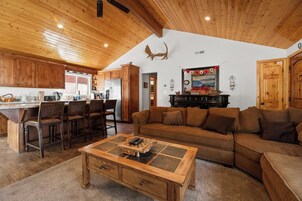 Cabana conforto, 3 quartos, lareira, vista para o lago | Sala de estar | Smart TV 49 polegadas com canais digitais, lareira