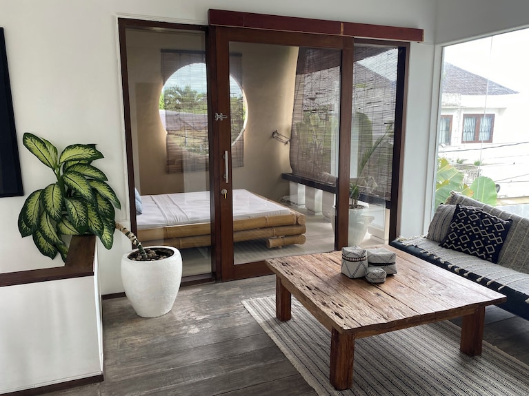 Isla De Lugo Pool Villa Between Seminyak & Canggu - Bali