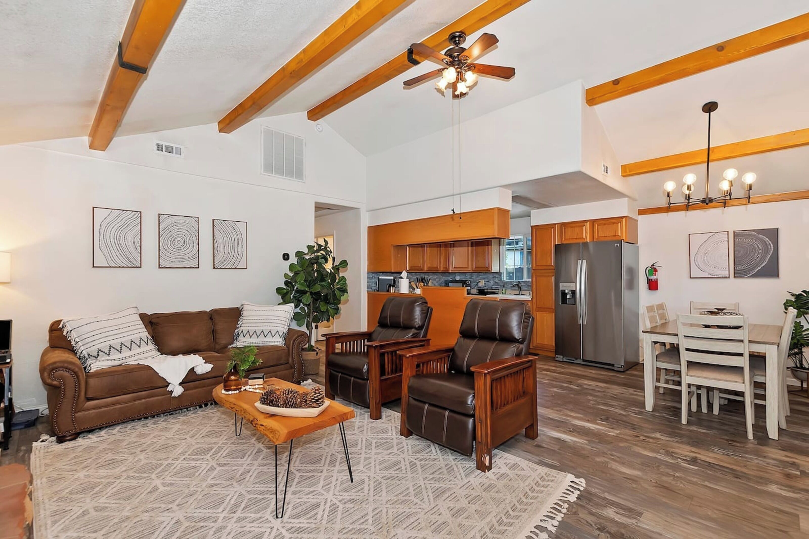 Cabana de Madeira Signature, 2 quartos, banheira de hidromassagem grande, vista para a montanha | Sala | Smart TV de 55 polegadas com canais digitais, lareira 