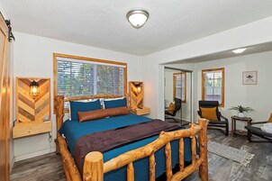 Cabana com design assinado, 2 quartos, banheira de imersão, vista para a montanha | 2 quartos, individualmente decorados, individualmente mobiliados