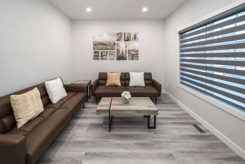 Group Stay By Downtown | 6br Duplex Sleeps 16 | Banff Pass + Netflix! - Calgary