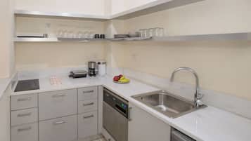 Apartamento Económico | Cozinha privada | Minifrigorífico, uma placa de cozinha, utensílios de cozinha