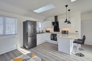 Apartamento | Cozinha privada | Um frigorífico, um micro-ondas, um forno, uma placa de cozinha 