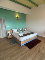 Quarto de Luxo, varanda, vista para o vale | Secretária, secretária adequada para computadores portáteis 