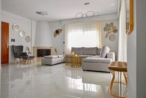 Three Bedroom Apartment with Sea View | Sala | TV de ecrã plano