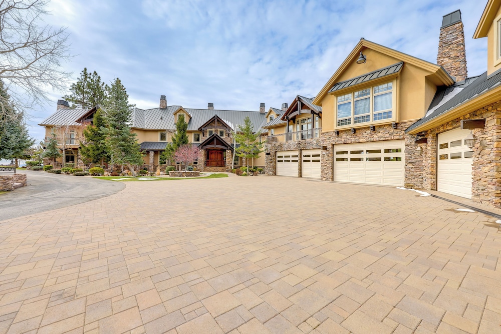 Hot Tub + Views: Luxe Mountain Escape In Yucaipa - Cabazon, CA