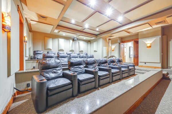 Hot Tub + Views: Luxe Mountain Escape In Yucaipa - Banning, CA