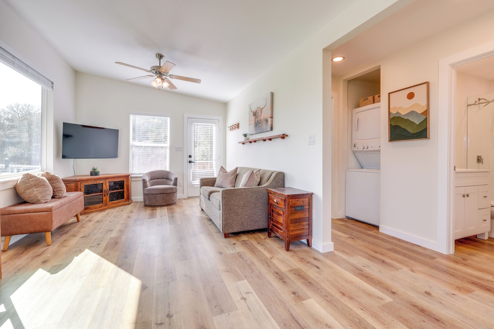 Close To Canyon Lake: Cabin - Boat Ramp & Hot Tub - Wimberley, TX