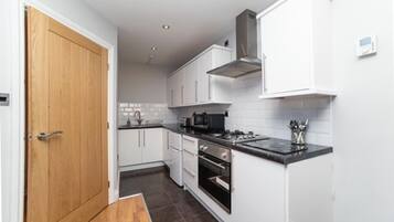 Apartamento | Cozinha privada | Um frigorífico, um micro-ondas, um forno, uma placa de cozinha
