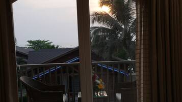 Pool View Villa Room with Balcony | Ferro/tábua de engomar, Wi-fi grátis