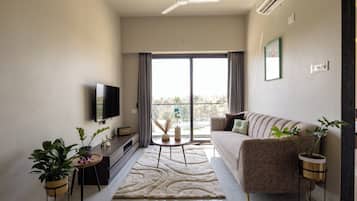 Quarto casal luxo, vista para a piscina | Área de estar | Smart TV 42 polegadas com canais via satélite