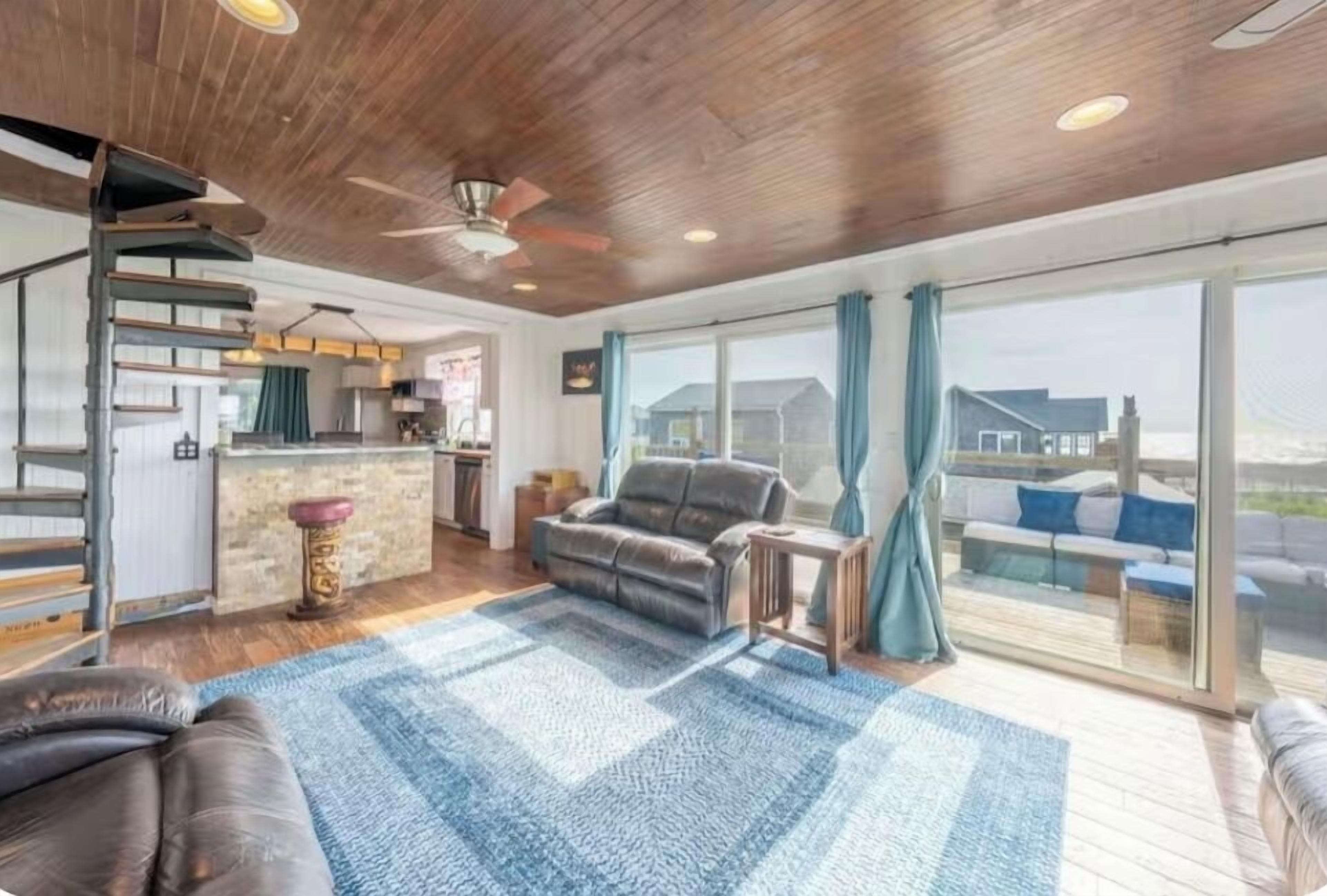 Gatsbys Sky Level. Ocean Bay Park.  Sleeps 12. Hot Tub + Ocean Views - Patchogue, NY