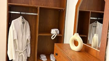 Quarto clássico | Frigobar (abastecido com alguns itens grátis), cofres nos quartos