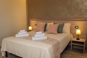 Roupas de cama premium, edredons de pluma, cofres nos quartos