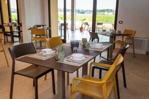 Café da manhã continental todos os dias (EUR 10 por pessoa) 