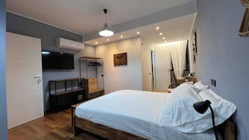 Suite-Estúdio de Luxo, varanda, vista para o parque | Cofre no quarto, secretária
