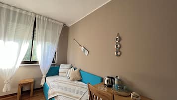 Quarto Triplo Familiar, vista para o parque | Cofre no quarto, secretária