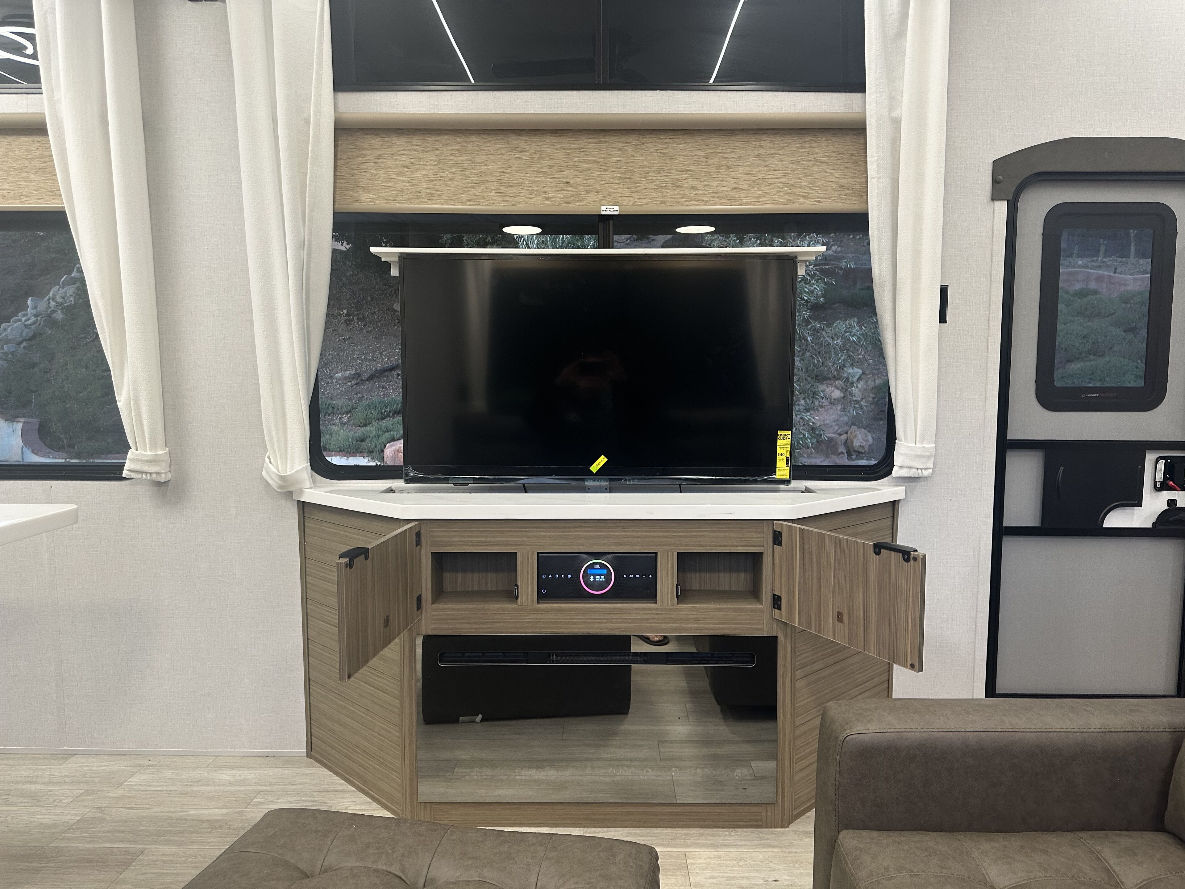 Luxury Trailer Next To Cielo Farms - Malibu, CA