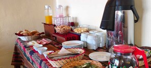 Café da manhã com buffet grátis todos os dias