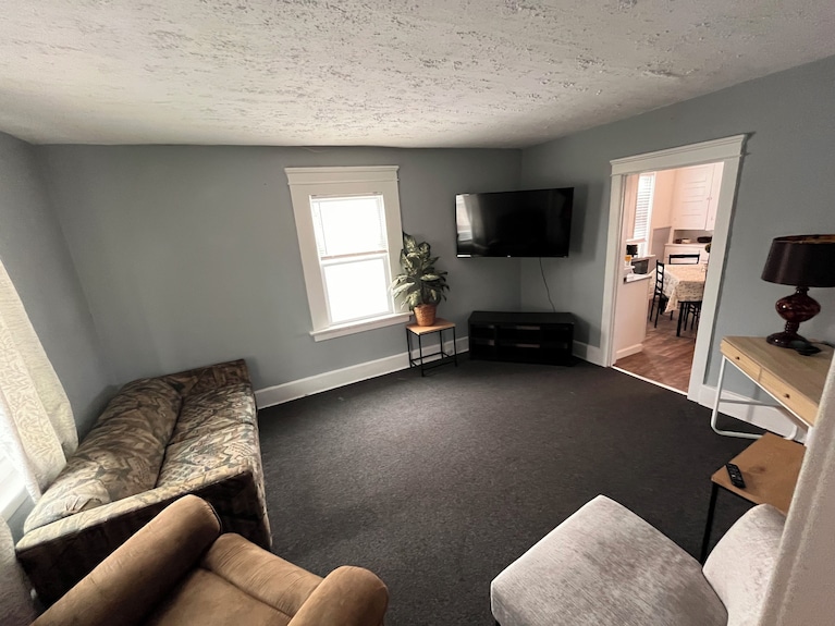 Charming Bayfront Retreat: 2-bedroom Getaway In Erie, Pa - Erie, PA