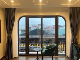 Quarto casal luxo, sacada, vista para a cidade | Vista para a cidade