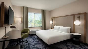 Quarto, 1 cama king-size e sofá-cama, não fumadores | Secretária, secretária adequada para computadores portáteis