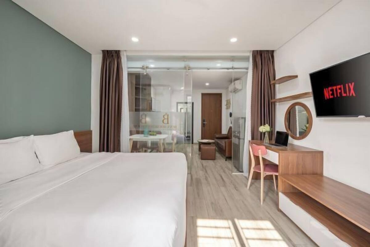 Minibar, secretária, cortinas/cortinados opacos, ferro/tábua de engomar