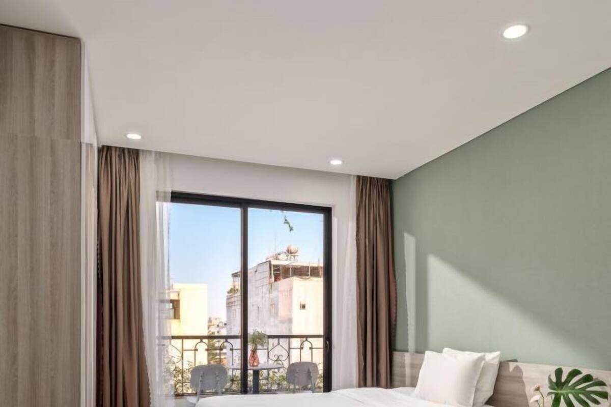 Minibar, secretária, cortinas/cortinados opacos, ferro/tábua de engomar