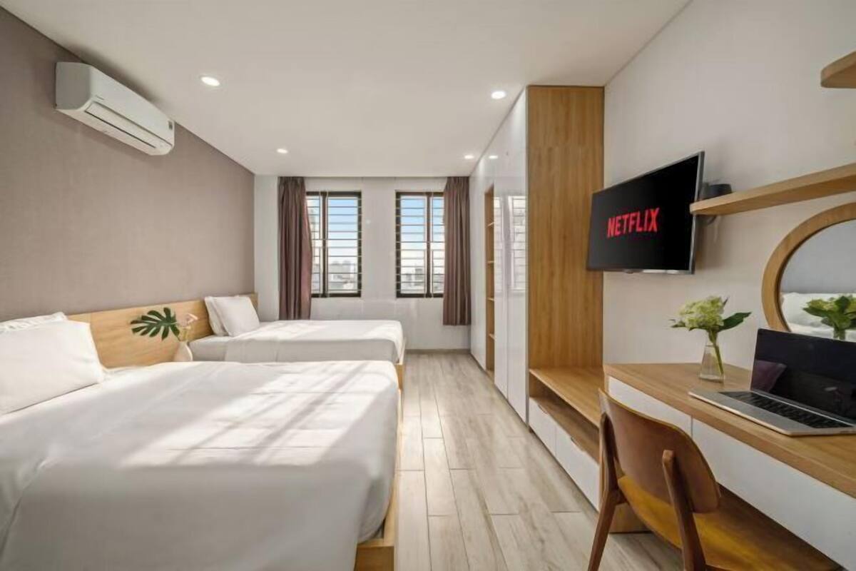 Minibar, secretária, cortinas/cortinados opacos, ferro/tábua de engomar