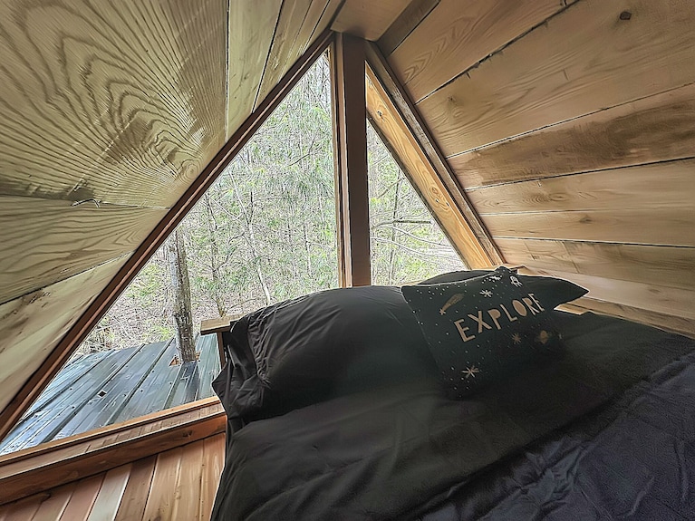 Peaceful Forest Retreat | Loft Beds, Firepit, Wifi - Ontario