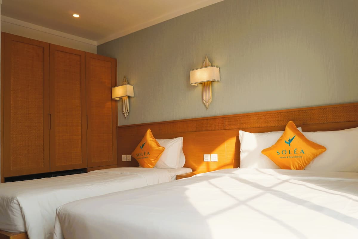 Cofres nos quartos, escrivaninha, espaço de trabalho para notebook